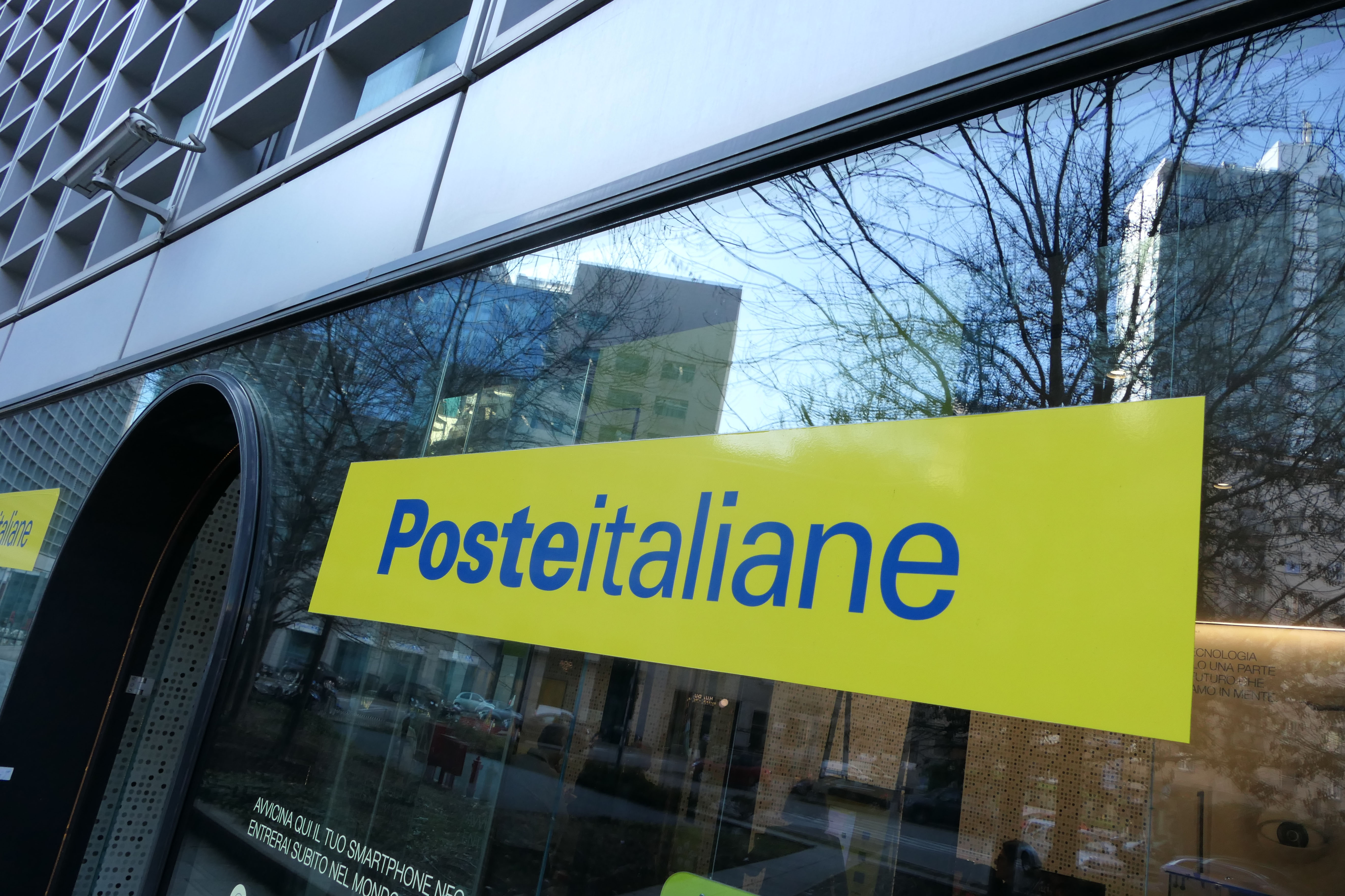 Poste, da oggi il passaporto si richiede anche a Milano, Bergamo ...