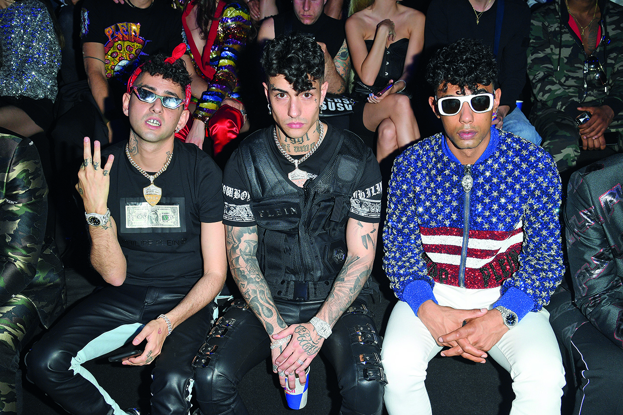 Ecco perché Tony Effe è apparso senza tatuaggi a Sanremo 2025 | Corriere.it