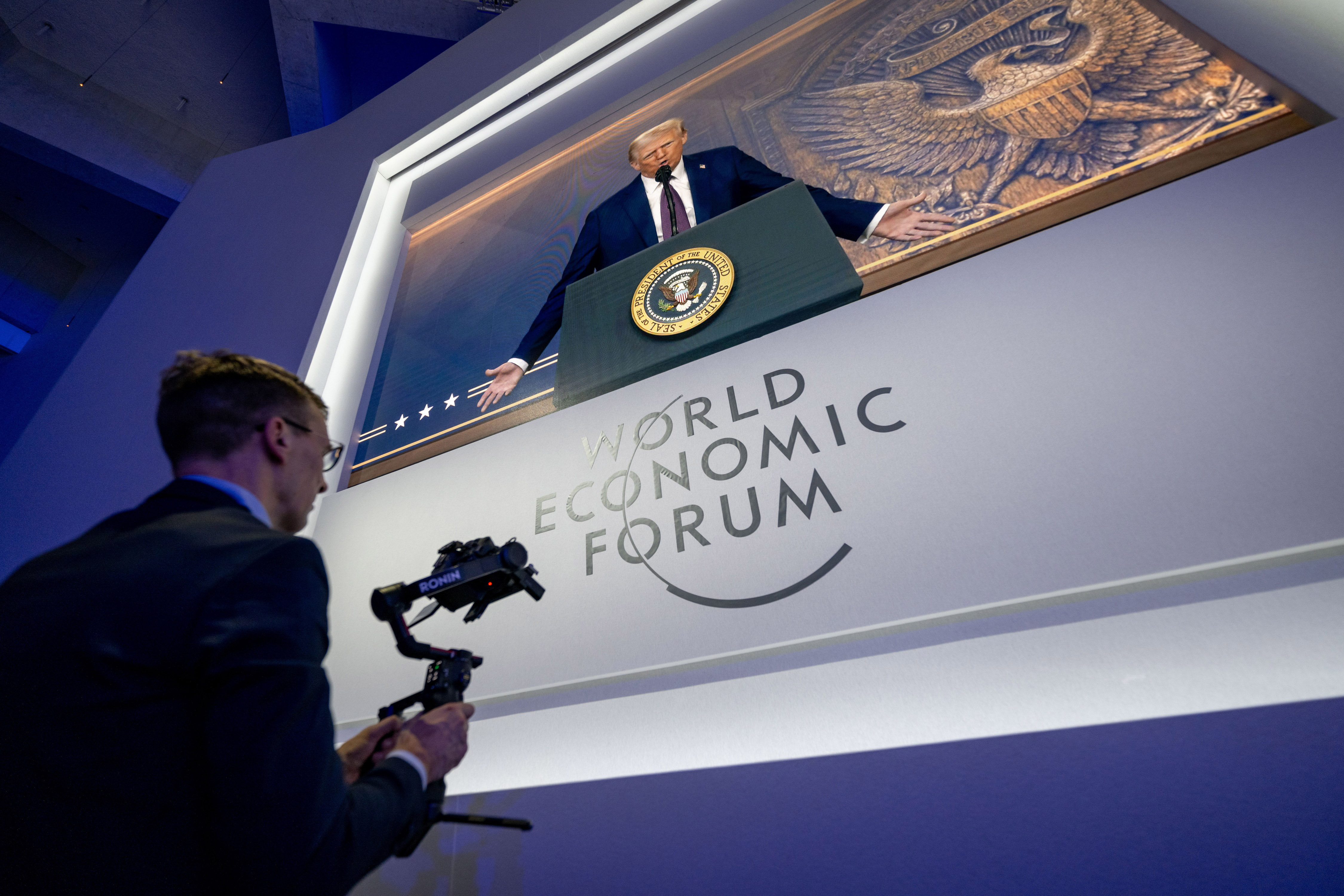 Petrolio, quotazioni sotto i 60 dollari al barile (minimo dal 2021): ma ...