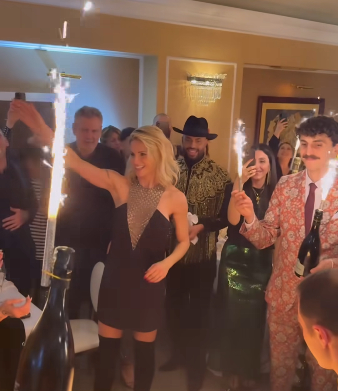 Michelle Hunziker, party di compleanno al Savini per i 48 anni: abito ...