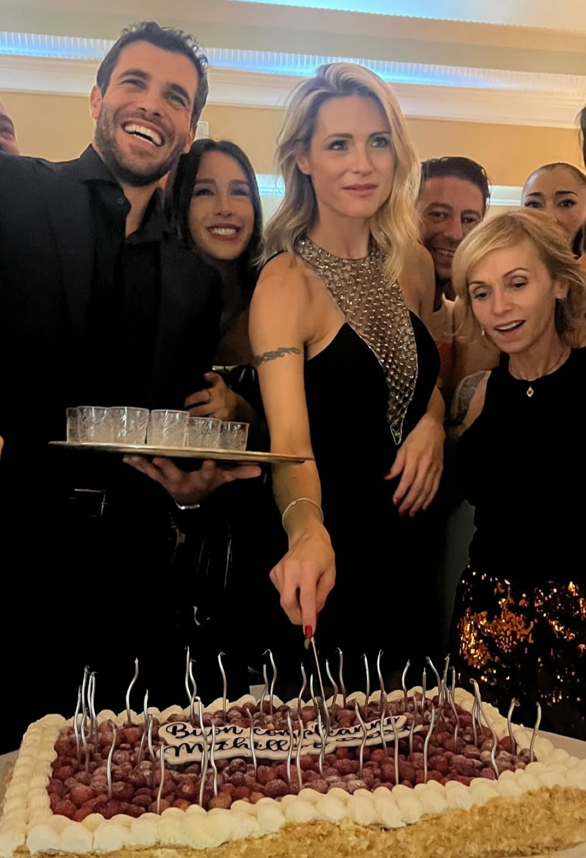 Michelle Hunziker, party di compleanno al Savini per i 48 anni: abito ...