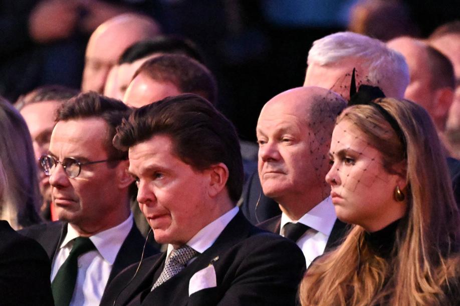 La commozione di Re Carlo, primo sovrano britannico ad Auschwitz, con ...