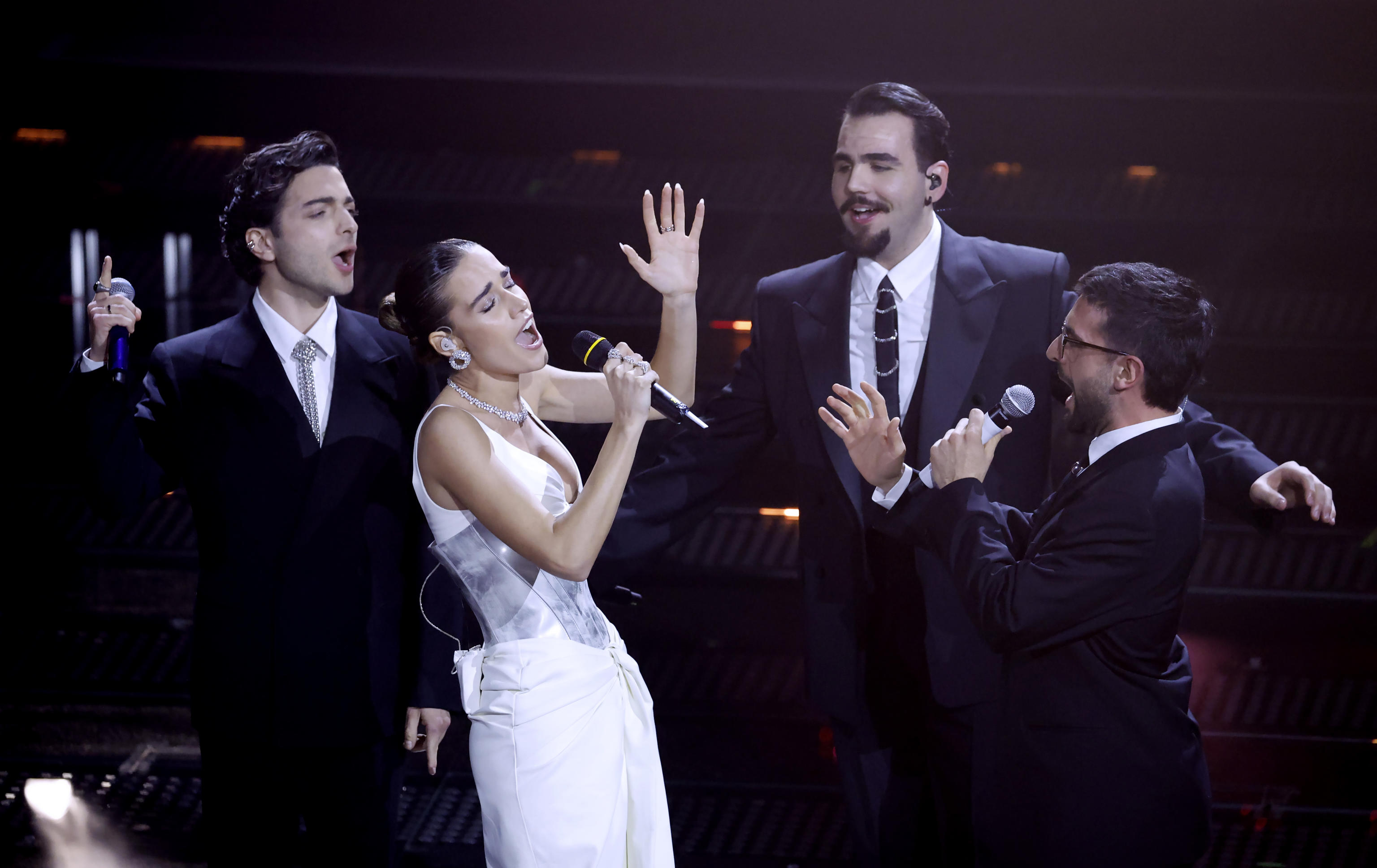 I look di Sanremo 2025, le pagelle della quarta serata: Carlo Conti e ...