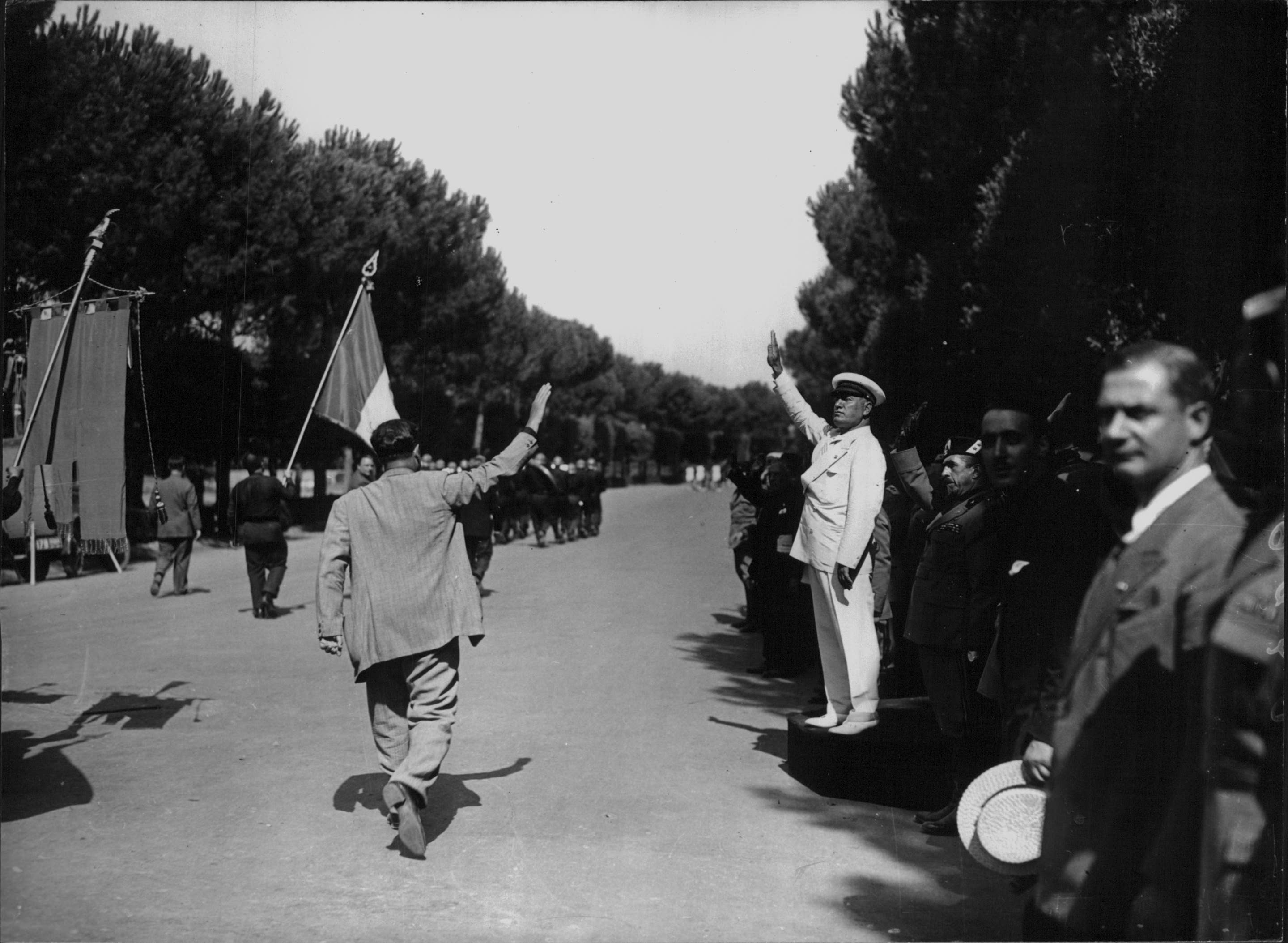 La vera storia del saluto romano (che non è romano) da Mussolini a Musk ...