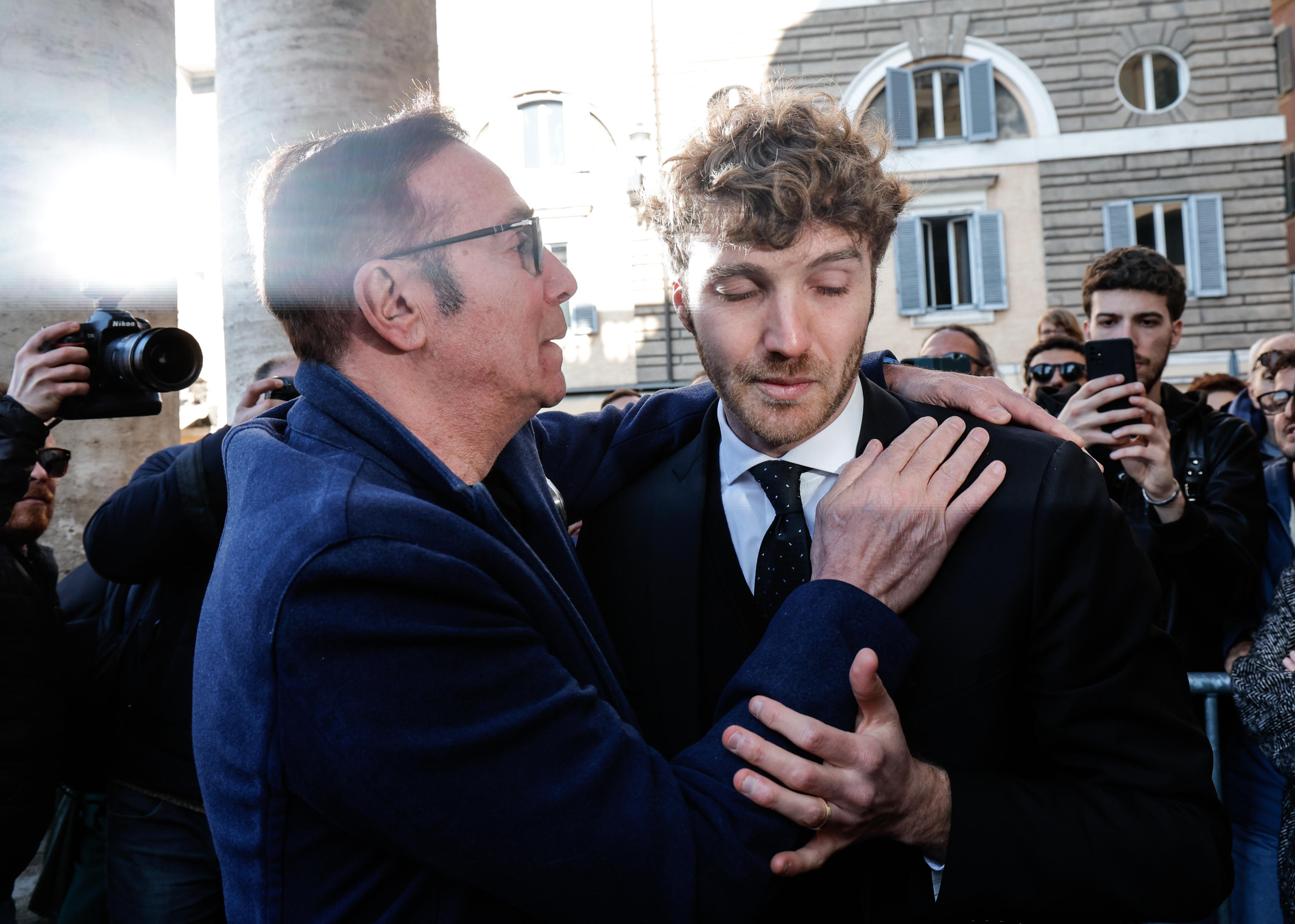 Le immagini dei funerali di Eleonora Giorgi: l'abbraccio ai figli di ...