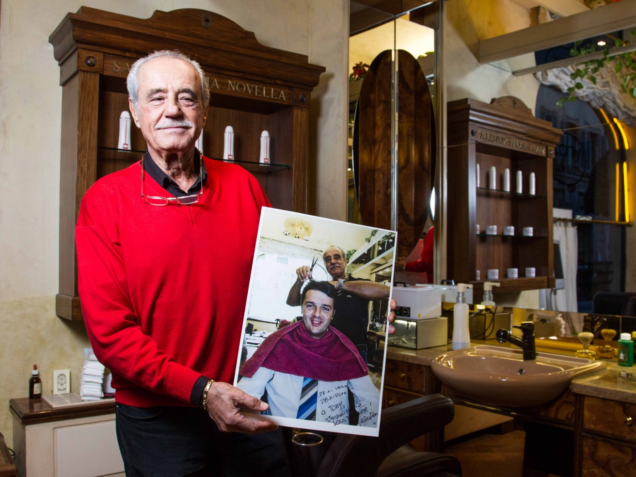 Morto Tony Salvi, lo storico barbiere di Renzi: aveva 87 anni | Corriere.it