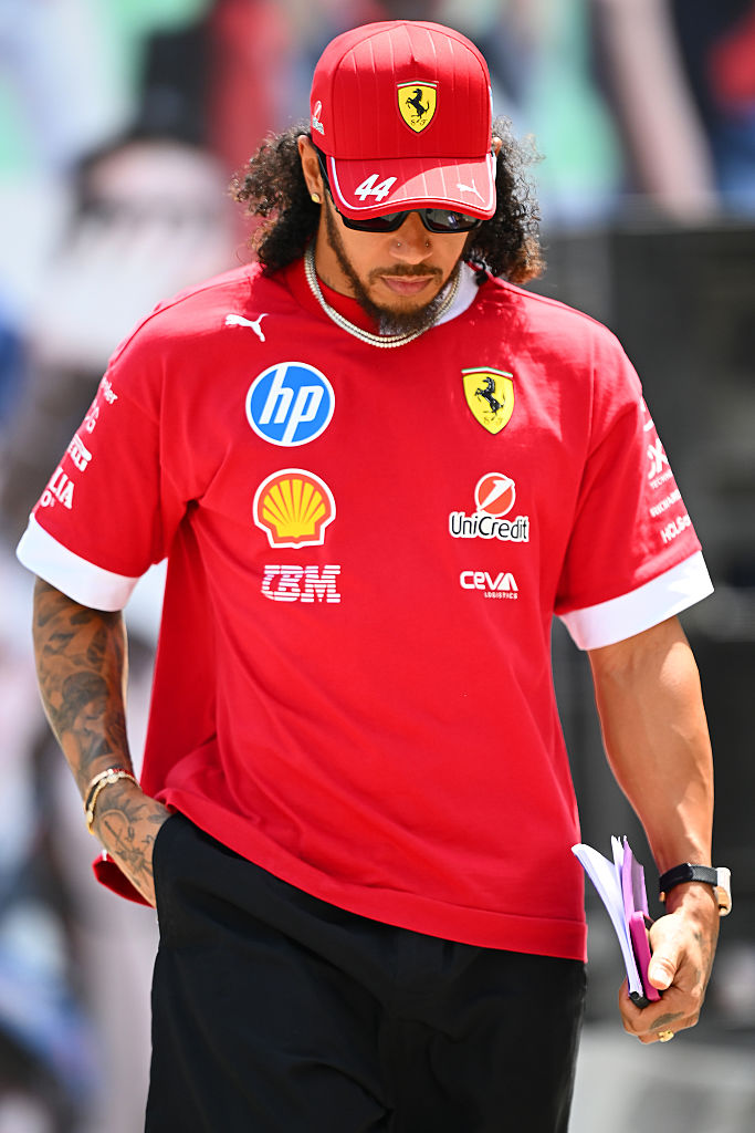 Lewis Hamilton, hair look inedito in Bahrain: capelli sciolti e ricci ...