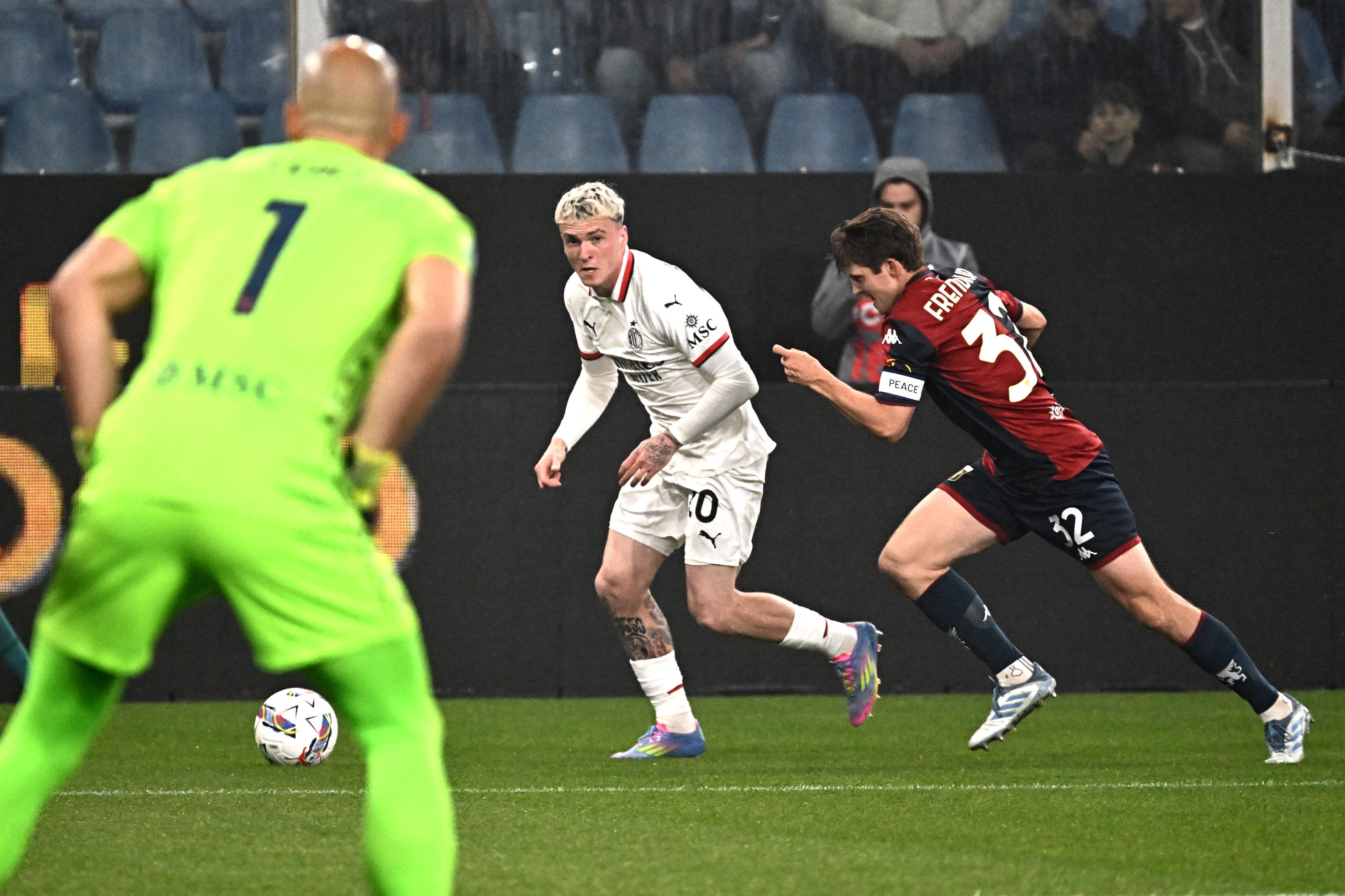 Pagelle Genoa-Milan: Leao si toglie il plaid e illumina (7), questo ...