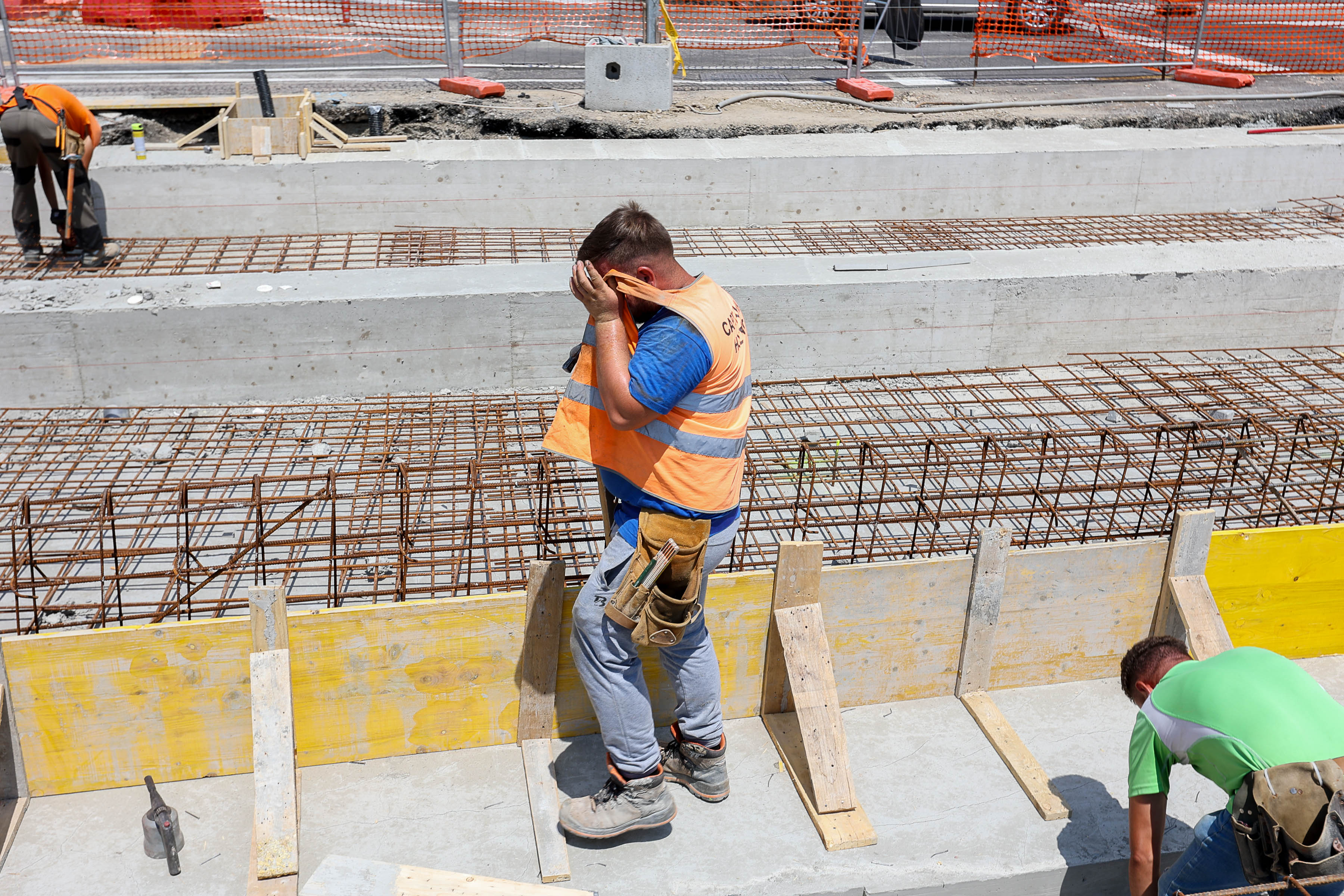 Bologna e gli operai nei cantieri del tram a 40 gradi, la Cisl: «Vanno tutelati». Il Comune ...