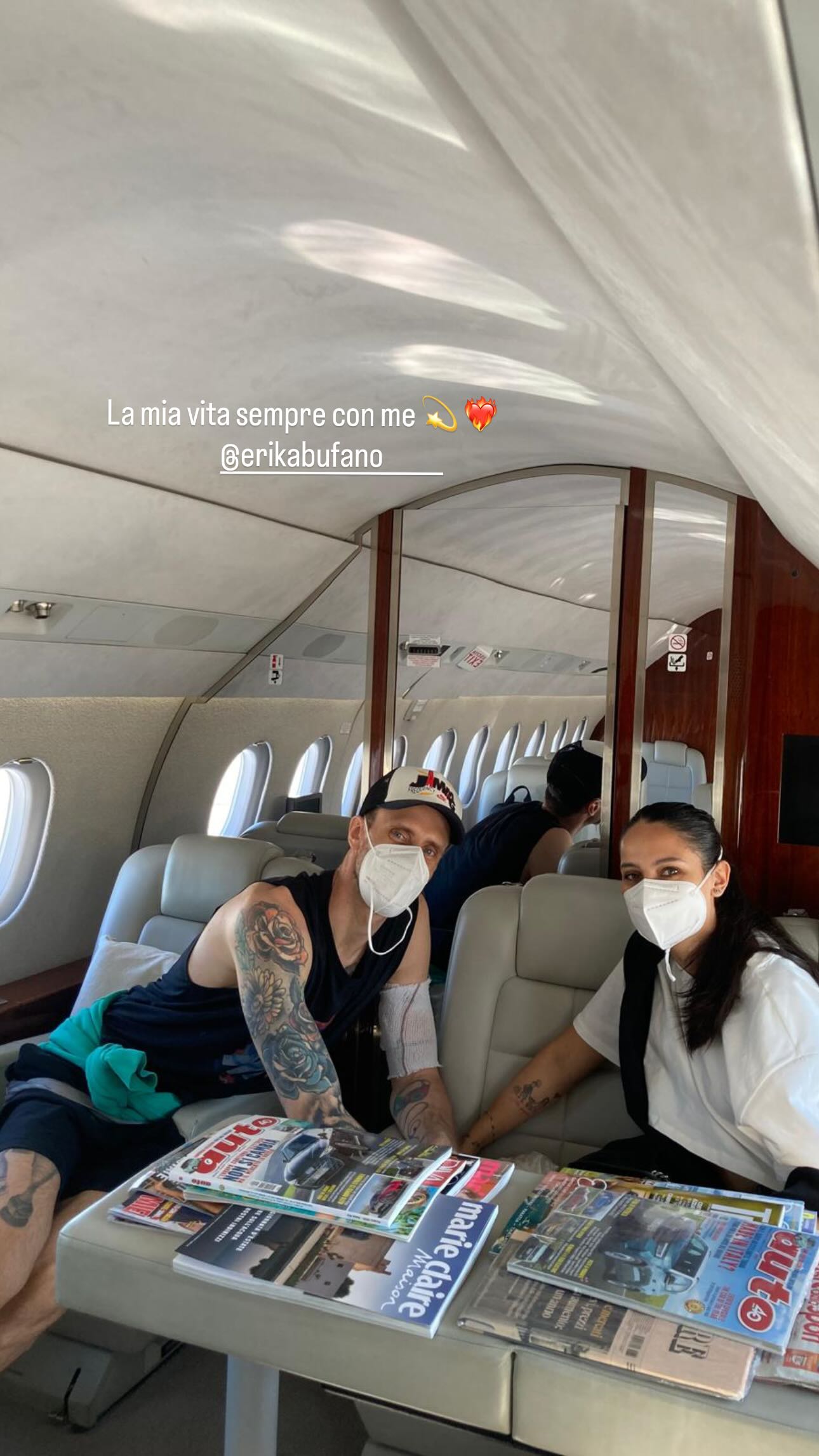 Achille Polonara a Valencia per curare la leucemia, la foto in volo con la moglie Erika Bufano ...