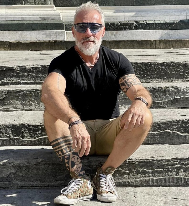 Mille messaggi al giorno, milioni di follower, libri e trasmissioni tv ...