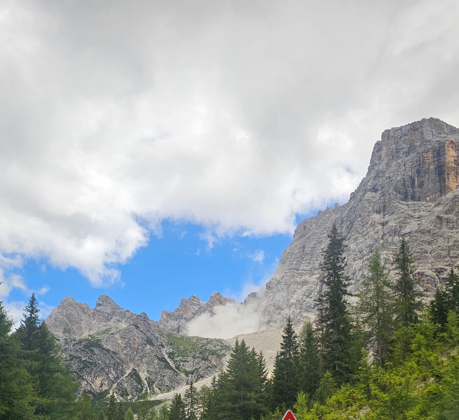 Dolomiti, frana sul Monte Pelmo: «Il boato, poi la nube si è dissolta. Un mix di potenza e ...