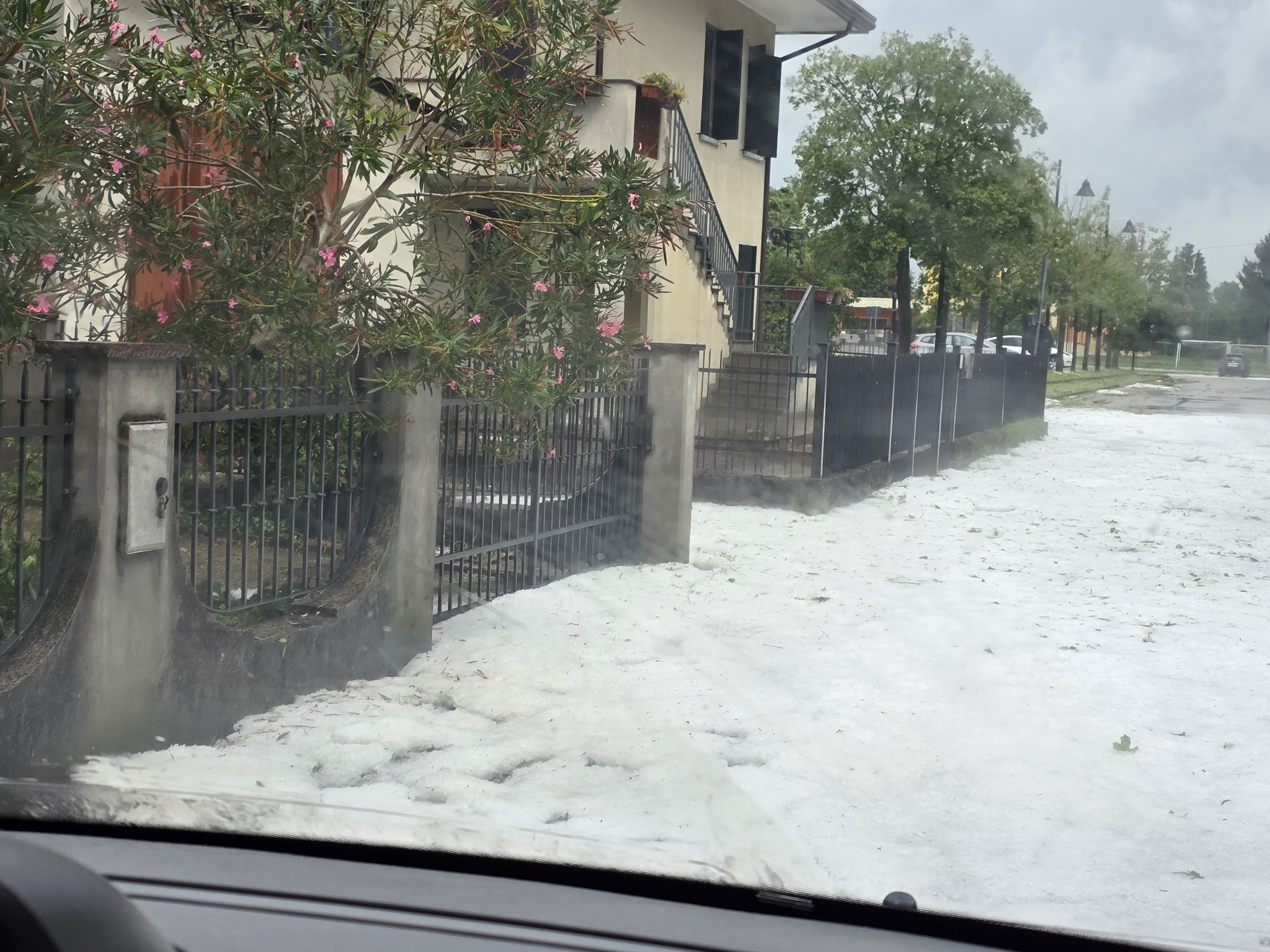 Maltempo in Veneto, tromba marina al largo di Chioggia, grandine a Padova. Chiude la statale ...