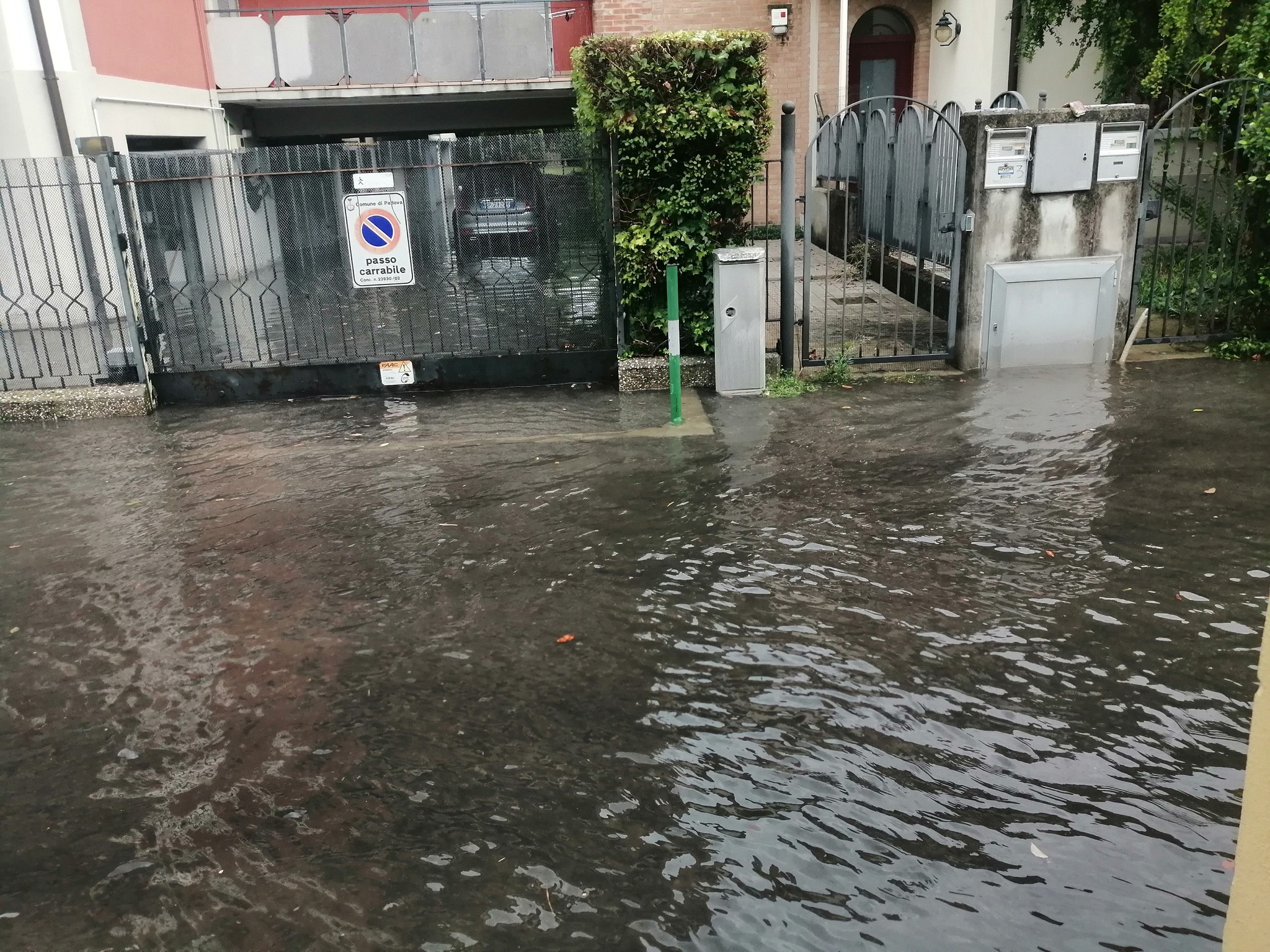 Maltempo in Veneto, tromba marina al largo di Chioggia, grandine a Padova. Chiude la statale ...