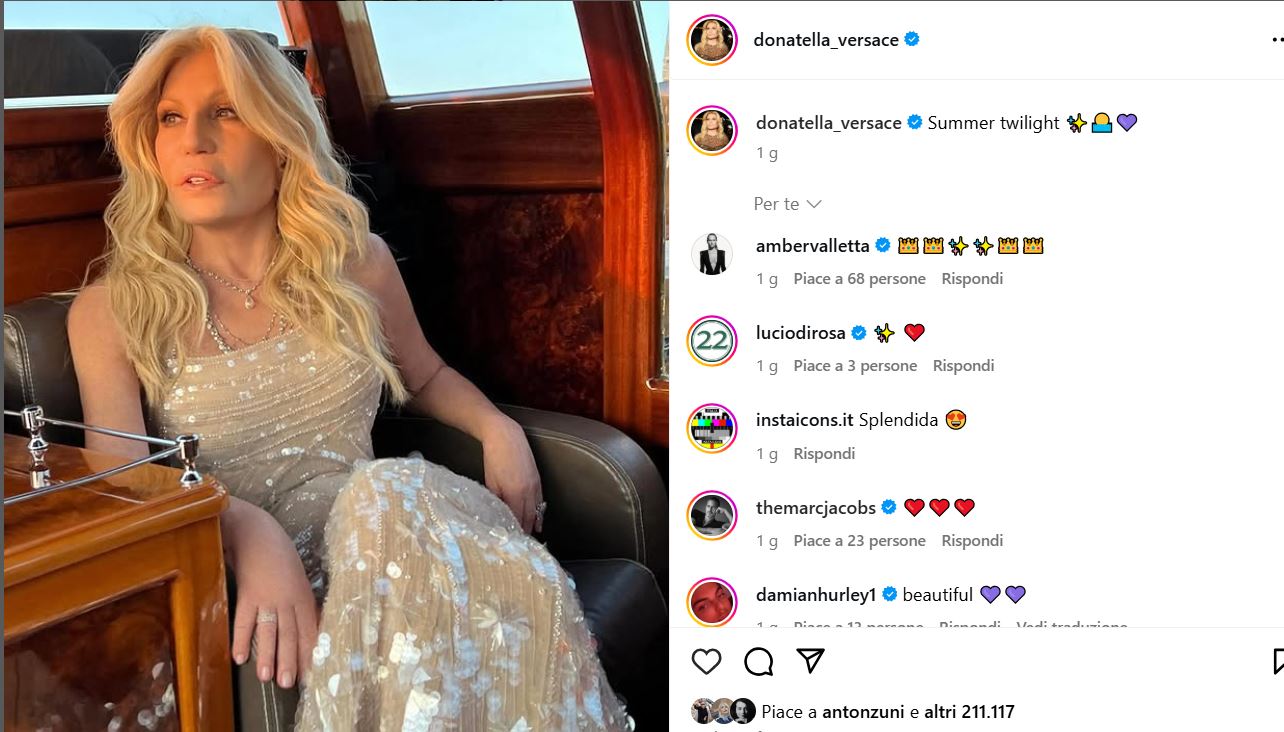 Donatella Versace, la foto al tramonto: il viso glow a 70 anni incanta ...