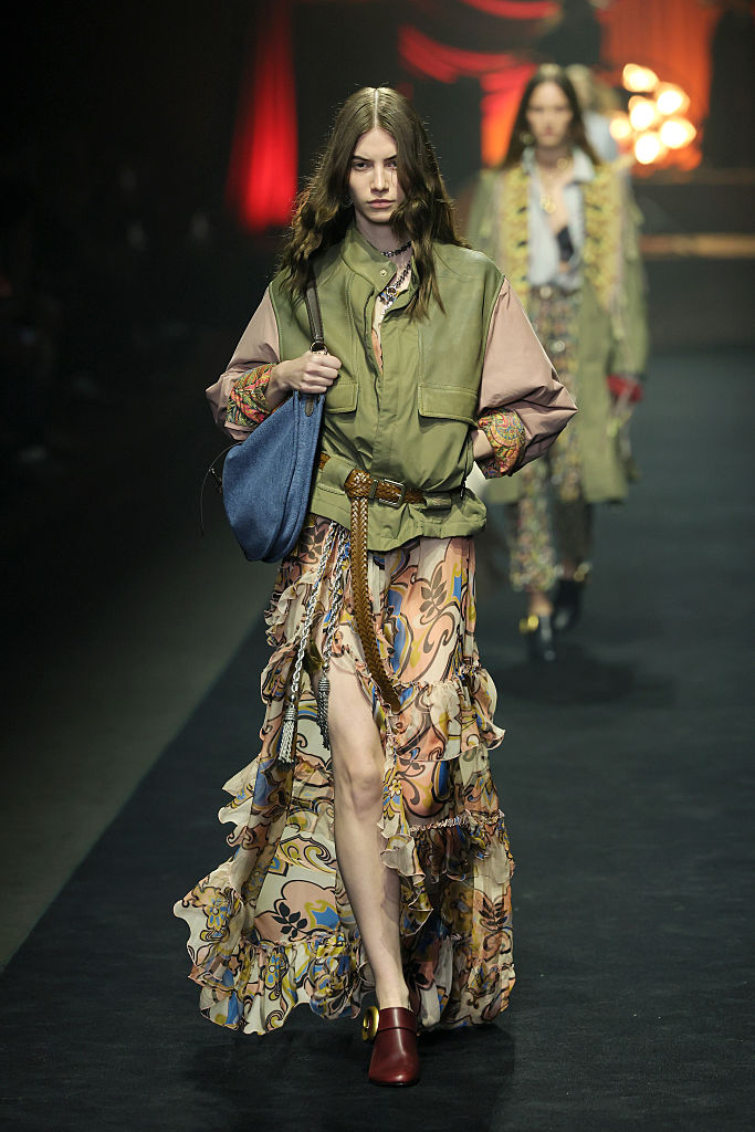 Milano Moda Donna: Isabella Ferrari e Ambra Angiolini da Etro. Da ...