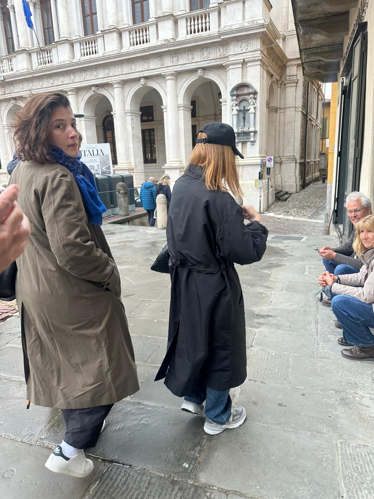 Julianne Moore a Bergamo: la diva americana sotto la pioggia in Città ...