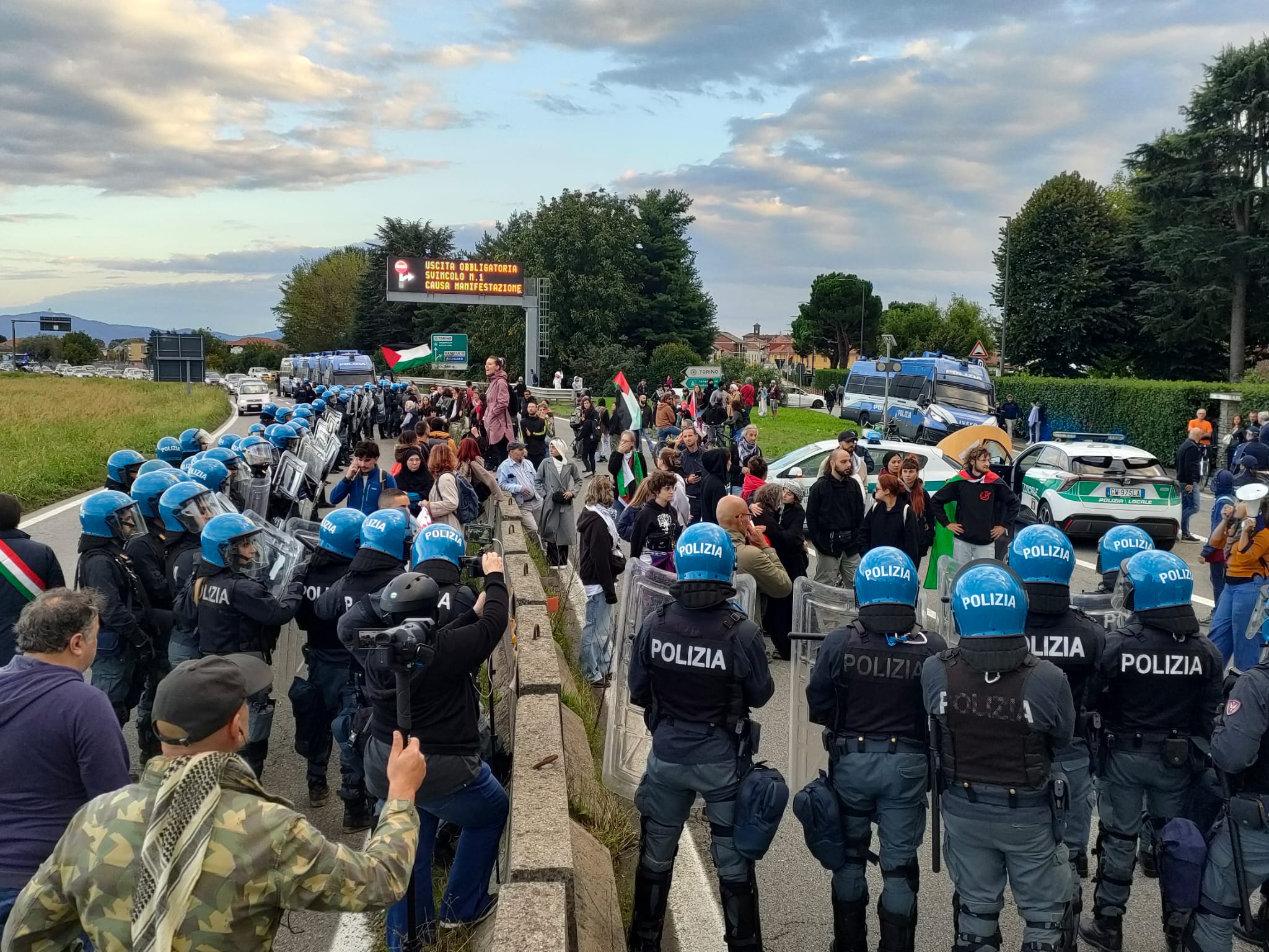 Torino, corteo Pro Pal in zona aeroporto. Scontri con la polizia: 10 ...