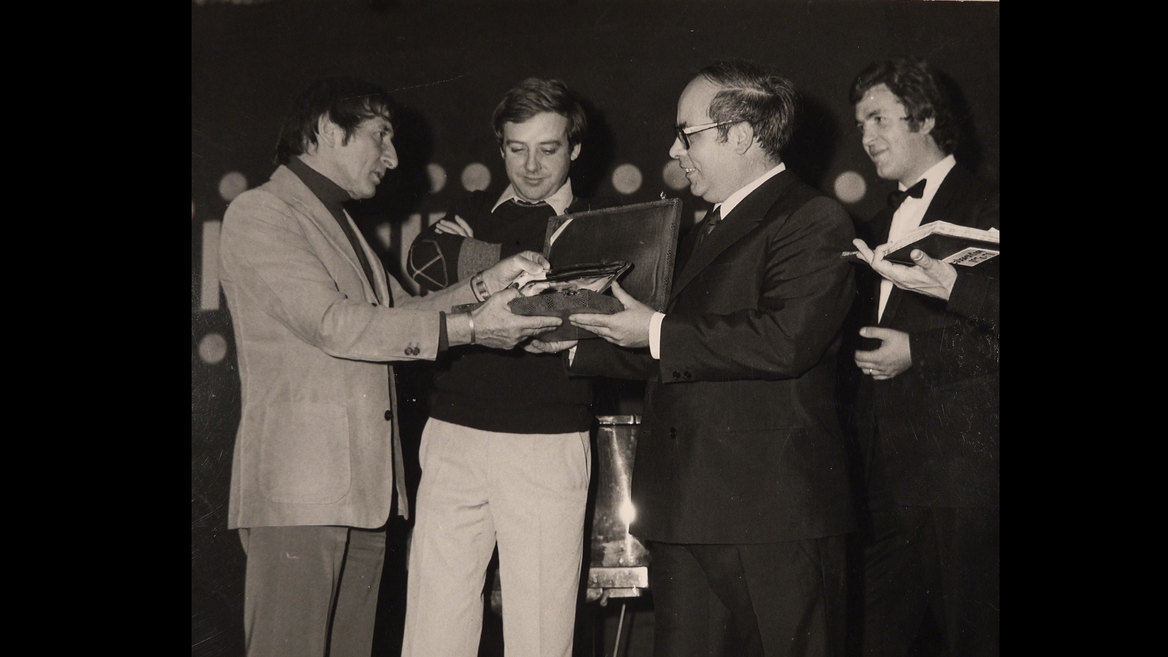 Walter Valdi, il «cantavvocato» star del cabaret a Milano: in un film i ricordi di Cochi ...