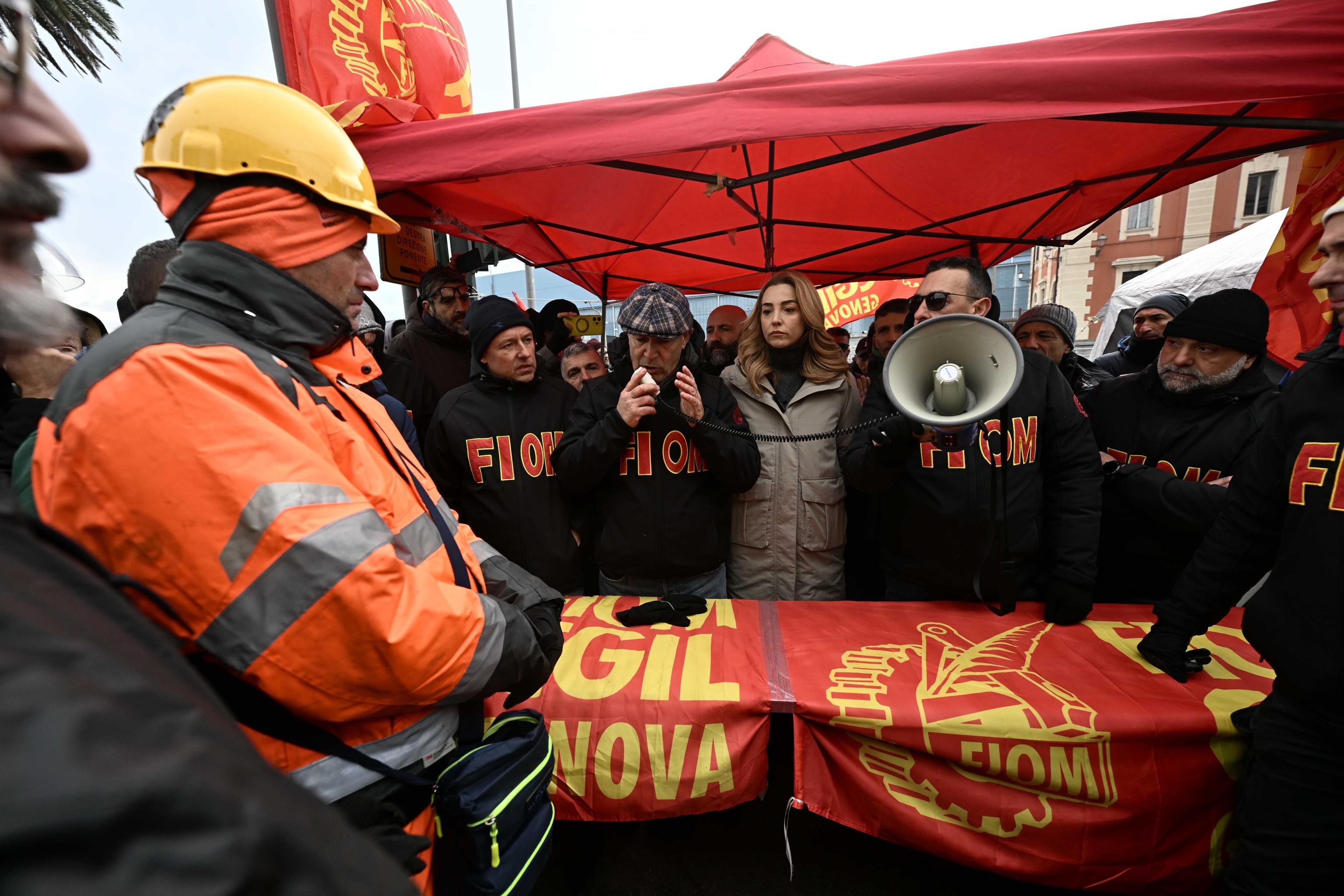 Ex Ilva, scontro tra sindacati a Genova: «Calci e pugni da esponenti ...