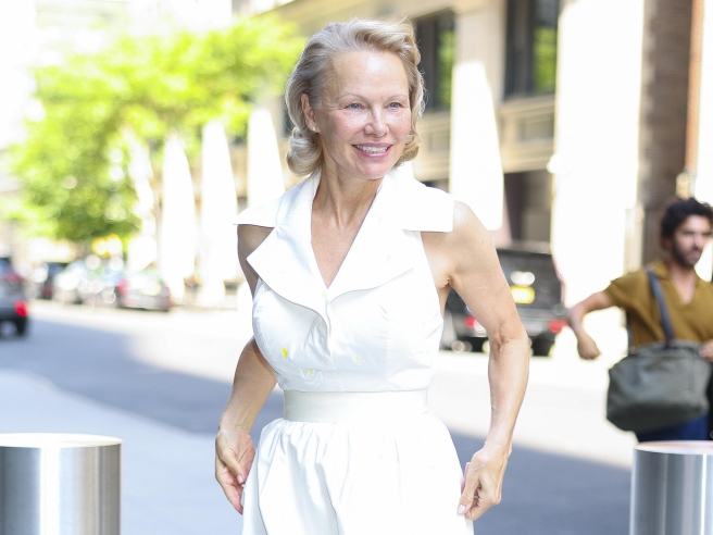 Pamela Anderson: fu scoperta allo stadio, l'esperienza come Playmate ...